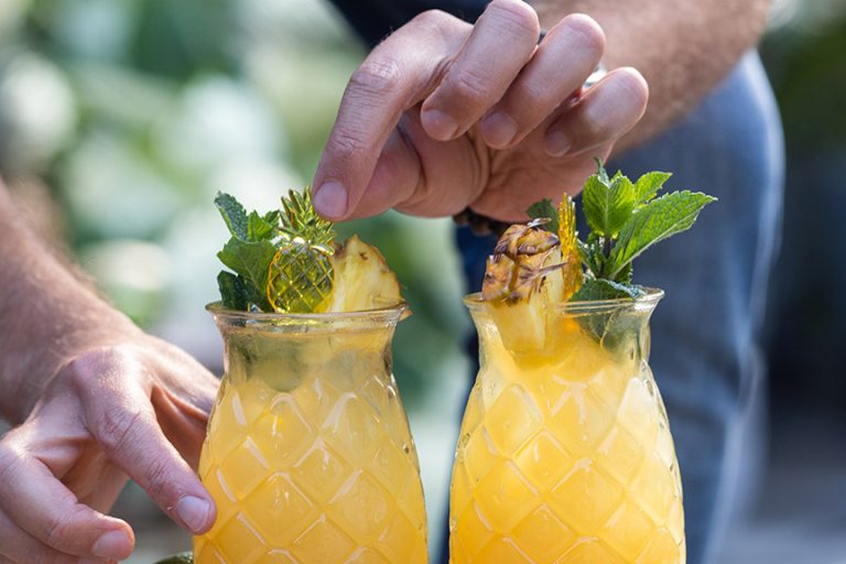 Rum Swizzle: tropische cocktail met rum en ananas - Cocktailicious.nl