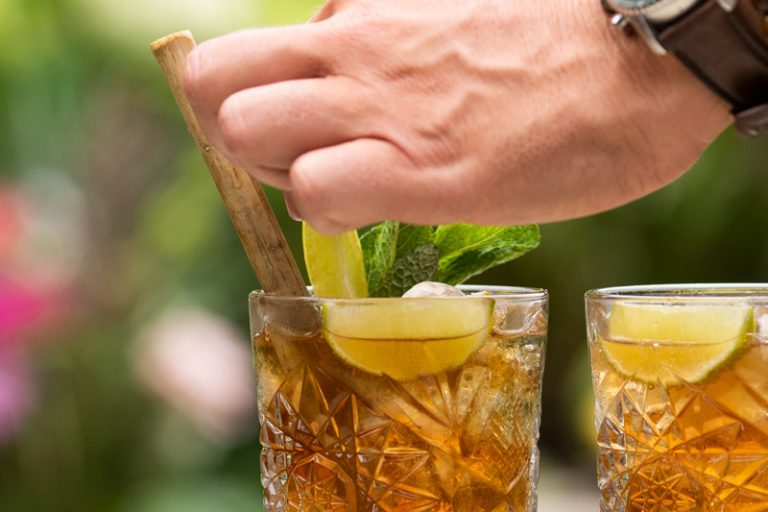 DARK & SPICY MOJITO: kruidige Mojito met cola - Cocktailicious.nl