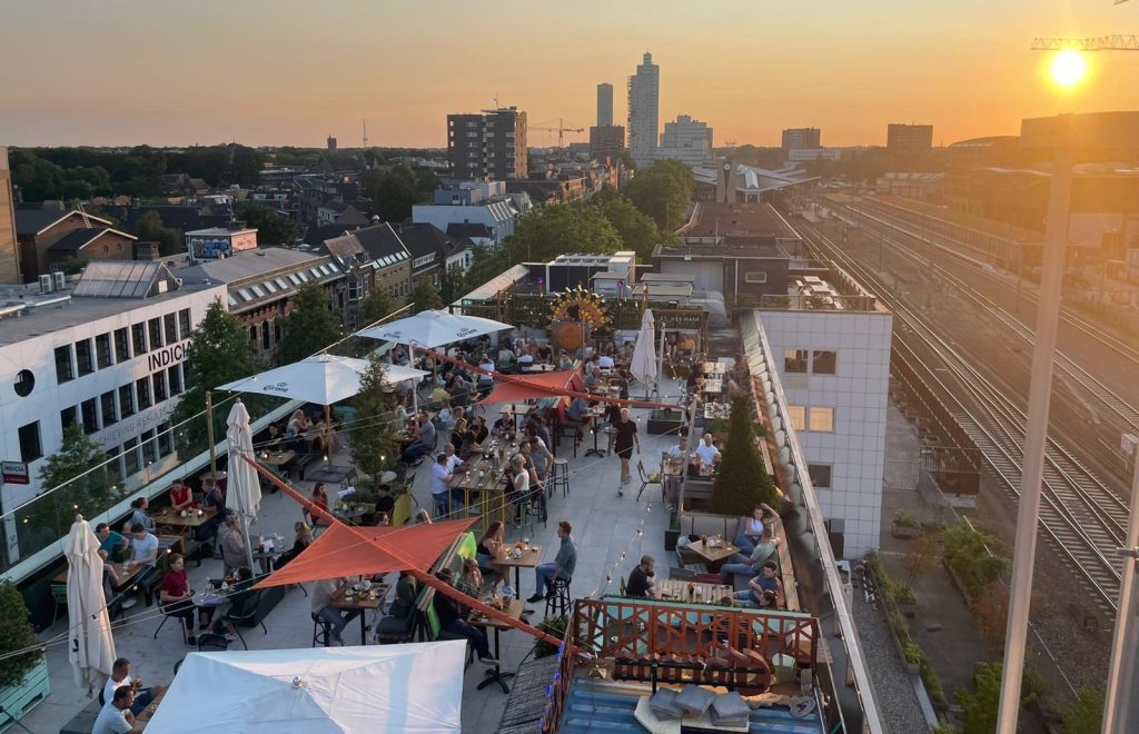 Doloris: Tilburg heeft zijn eigen rooftopbar I Review cocktailbar