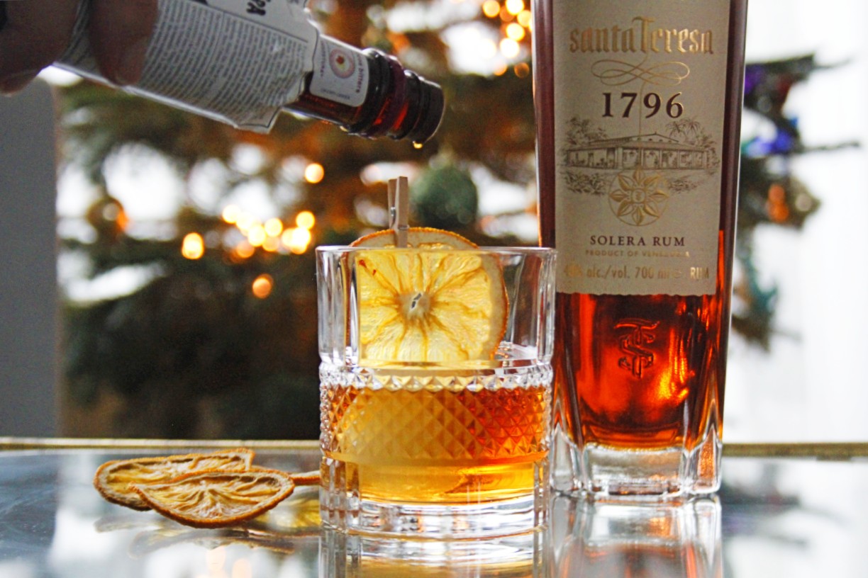 Santa's Old Fashioned: classy cocktail met rum I Cocktailicious.nl