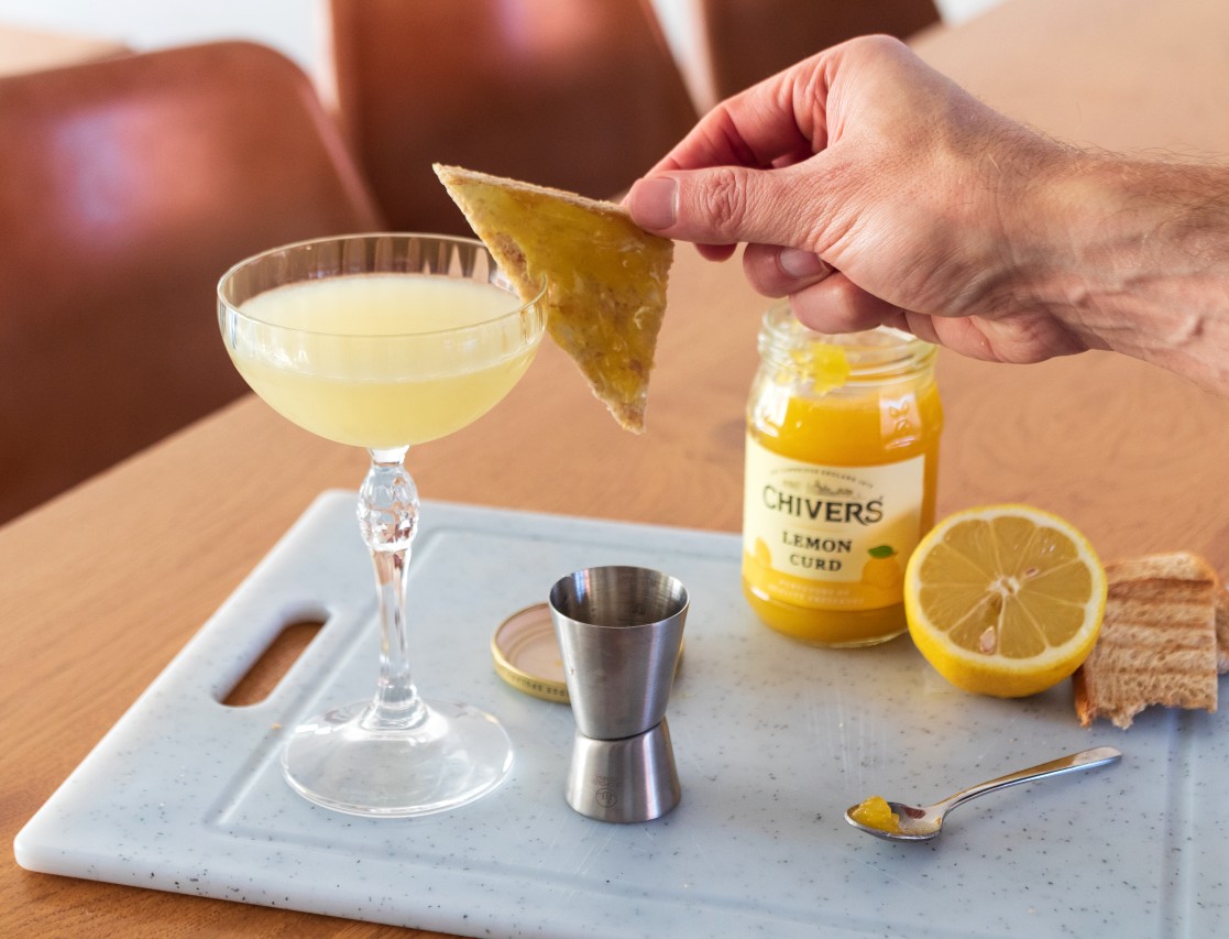 Breakfast Martini: cocktail met gin en lemoncurd - Cocktailicious.nl