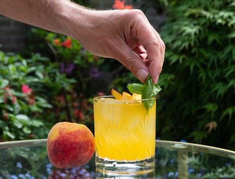 Peach Smash: zomerse cocktail met tequila en perzik